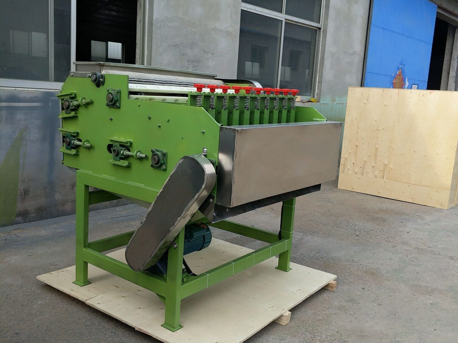 The Process Of Peeling Raw Cashew Nuts - Taizy Machinery